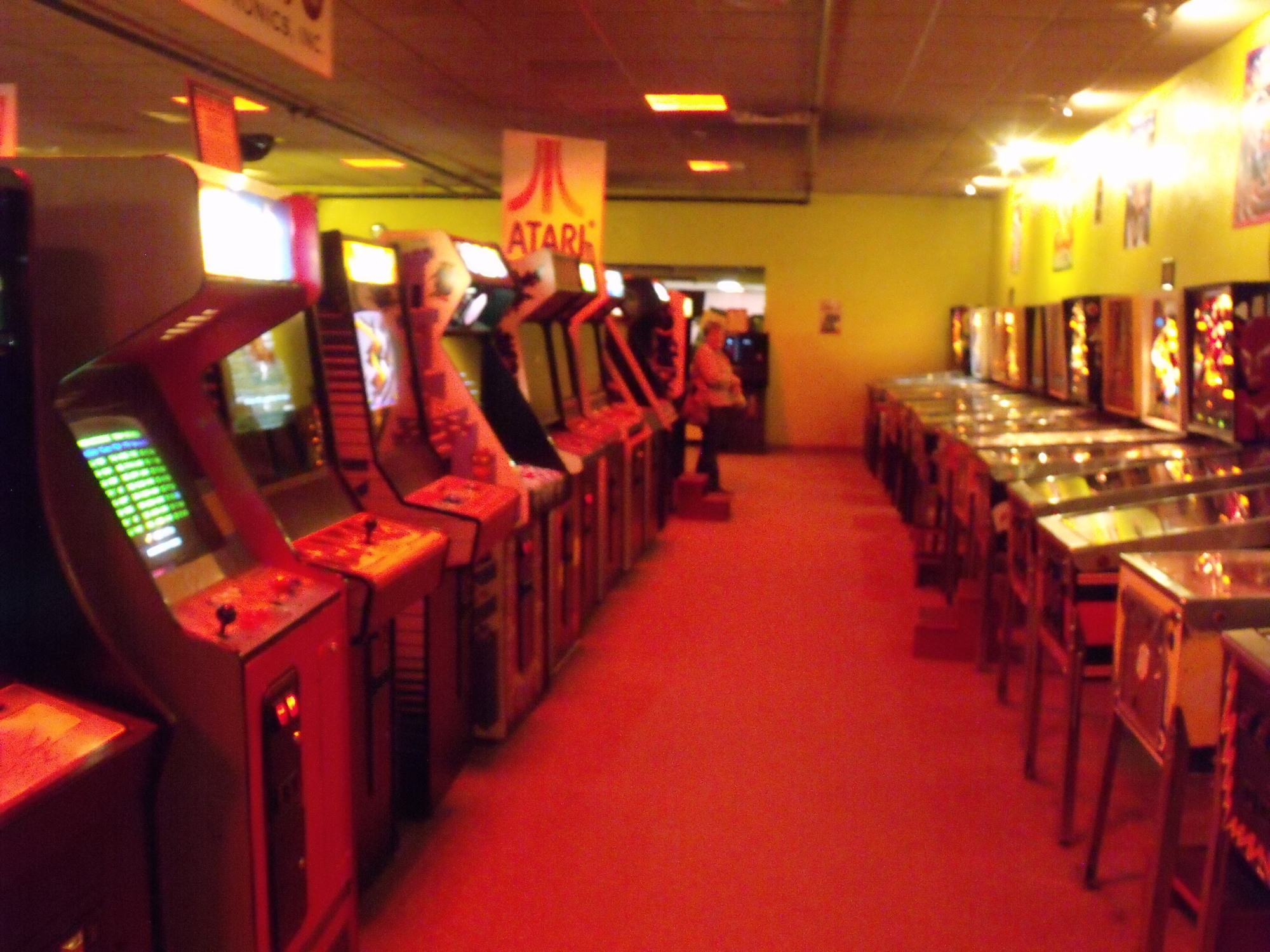 The Worlds Largest Retro Arcade-Funspot! | Gamester 81